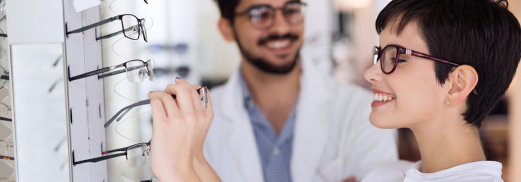 Devenir opticien grâce à un bts lunetier opticien alternance